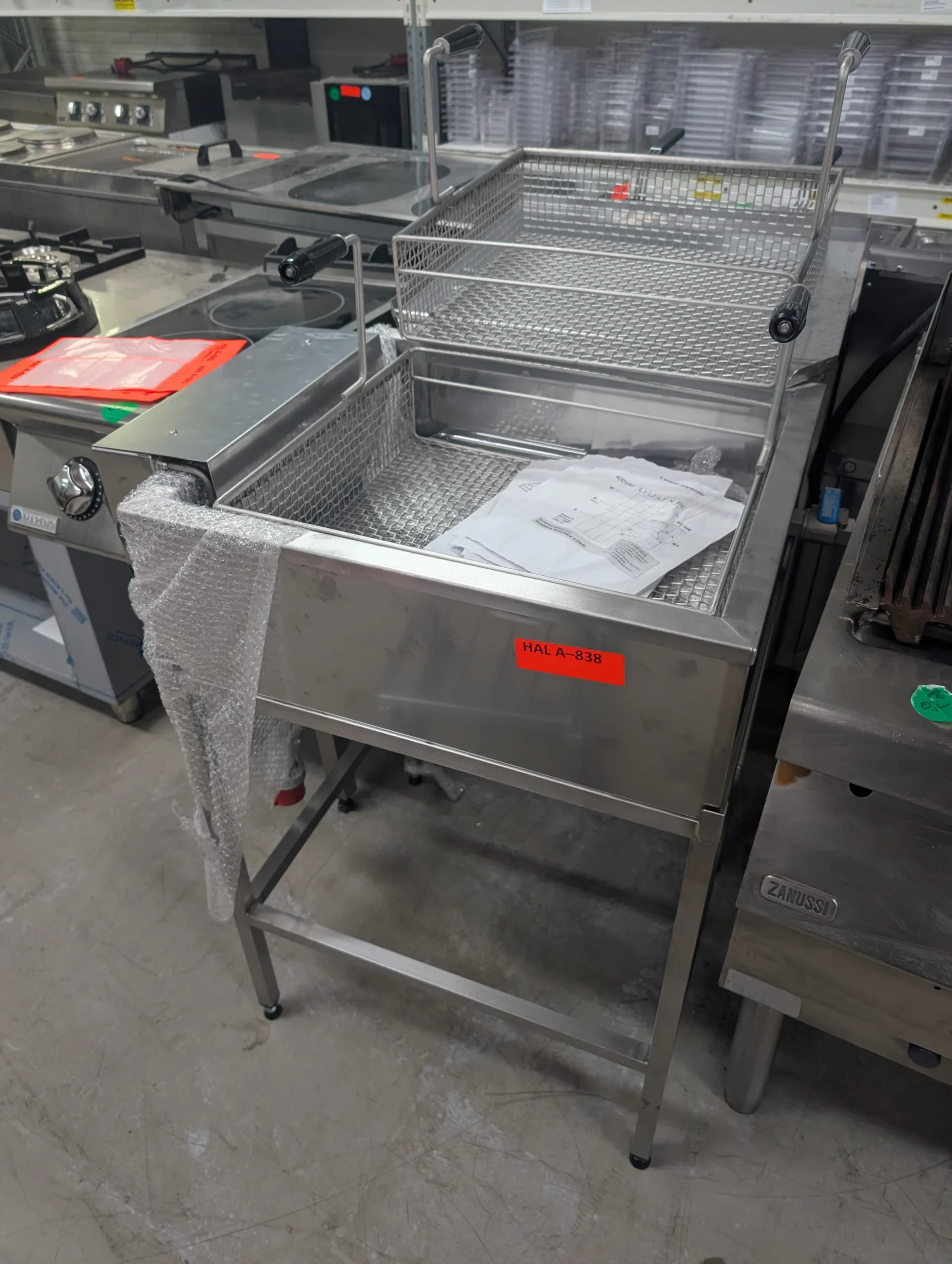 Friture med stor kurv god til bagværk udstillingsmodel - 14 dages garanti. Du kan tilkøbe 12 mdr ...